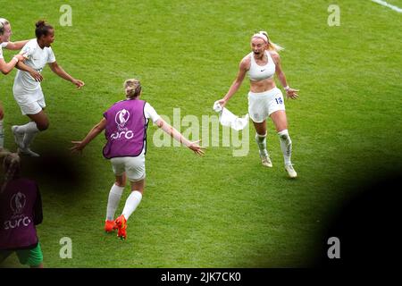 England's Chloe Kelly (right) and team-mate warming up before the UEFA ...