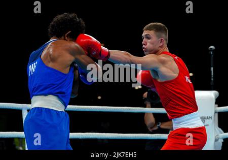 John Ume (Blue) from Papua New Guinea and England's Joseph Tyers (Red ...