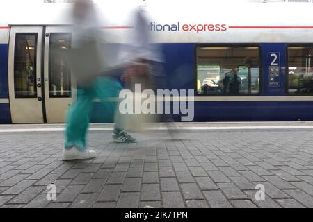 National Express-Zug am Bahnhof Köln-Süd, Nordrhein-Westfalen ...