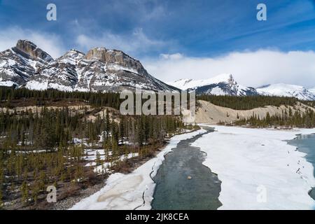 A mountain view near the Saskatchewan river Crossing, Icefields Parkway ...