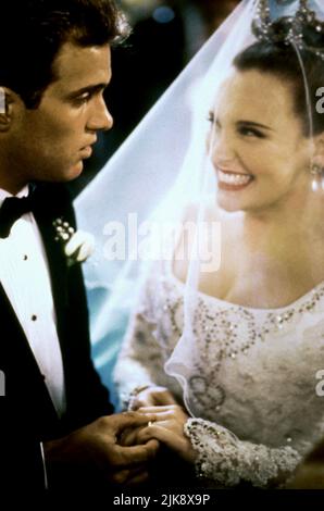 LAPAINE,COLLETTE, MURIEL'S WEDDING, 1994 Stock Photo - Alamy