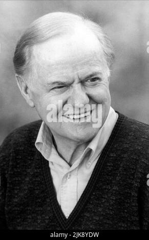 LASSIE, Director Daniel Petrie, and Lassie, 1994. (c) Paramount ...