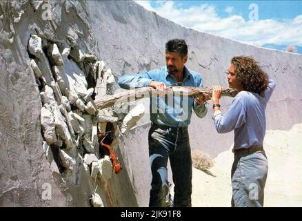 TREMORS UNIVERSAL PICTURES FRED WARD, KEVIN BACON, FINN CARTER Date ...