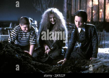 CHRISTINA RICCI and JIMMY WORKMAN in THE ADDAMS FAMILY (1991), directed ...
