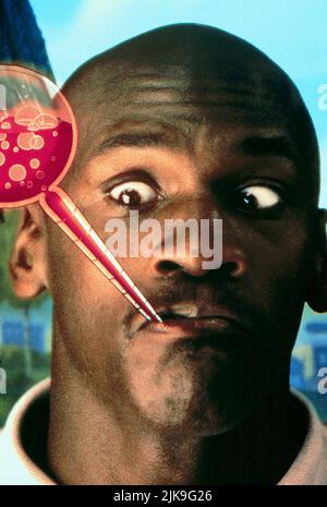 Film Still from "Space Jam" Bill Murray, Bugs Bunny, Michael Jordan ...
