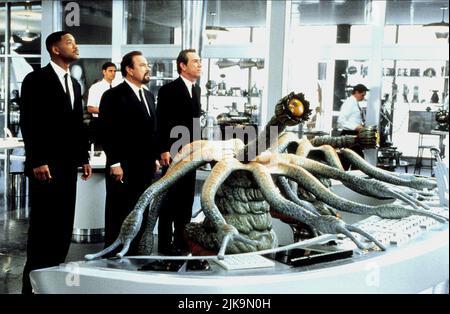 WILL SMITH, RIP TORN, TOMMY LEE JONES, MEN IN BLACK, 1997 Stock Photo ...