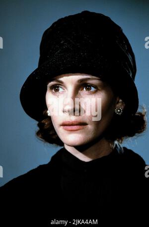 Michael Collins Michael Collins Kitty Kiernan (Julia Roberts), Michael ...
