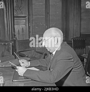PEMAN , JOSE MARIA. ESCRITOR ESPAÑOL . CADIZ 1898 - 1981. FOTO EN SU ...