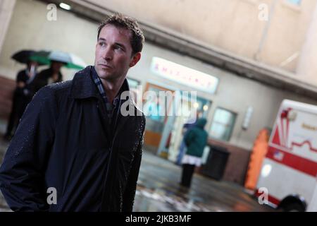 NOAH WYLE in ER (1994), directed by JONATHAN KAPLAN, RICHARD THORPE ...