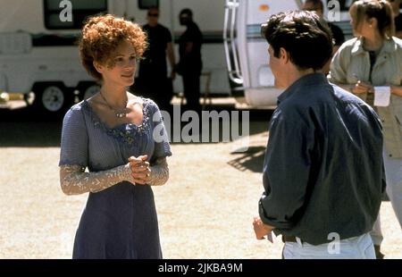 HUGH GRANT and JULIA ROBERTS in NOTTING HILL (1999), directed by ROGER ...