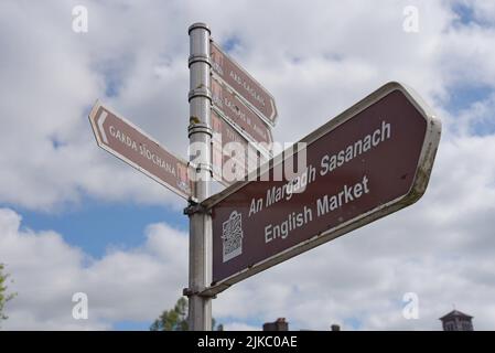 A bi lingual sign in Engliash and Gaelic pointing to the English Market ...