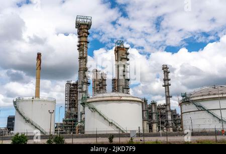 Esso Refinery, Botlek, production, logistics and tank facilities ...