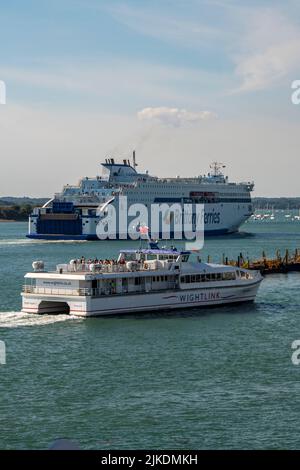 the wightlink ferry fast cat service to the isle of wight from ...