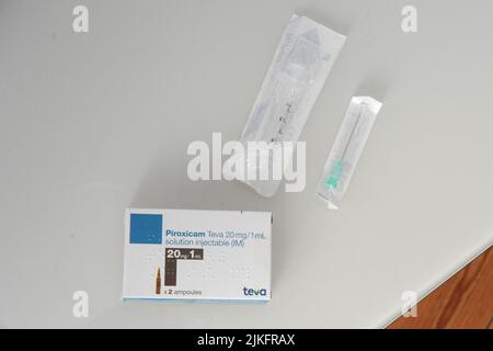 Preparation of a piroxicam anti-inflammatory intramuscular injection to ...