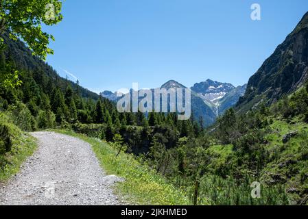 On small paths it goes down into the Lechtal, long-distance hiking ...