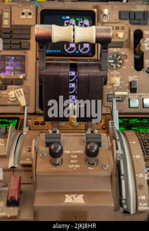 Boeing 757 aircraft jet engine maintenance Stock Photo - Alamy