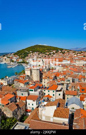 A vertical shot of a beautiful sea on a sunny summer day Stock Photo ...