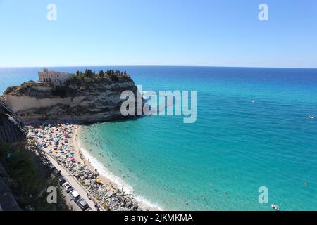 Tropea, Italia.1 agosto 2022. La spiaggia della Rotonda affollatta ...