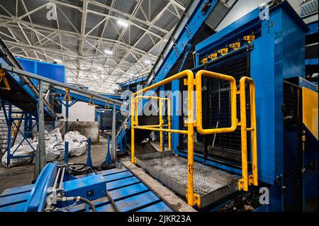 Machine for compacting household waste. Compaction of garbage into ...