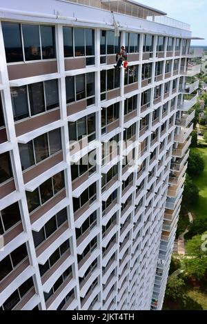 Window cleaner hanging on ropes on 30-story building in Northeast Ohio ...