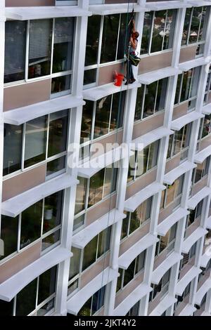 Window cleaner hanging on ropes on 30-story building in Northeast Ohio ...