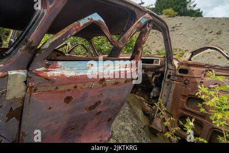 An abandoned broken car in the Bannockburn Bridge, heritage trail Stock ...