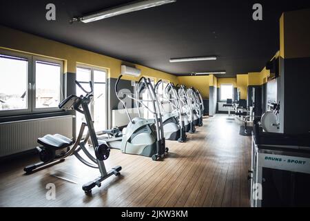 A beautiful shot of the interior and gym BRUSTPRESSE machines with ...