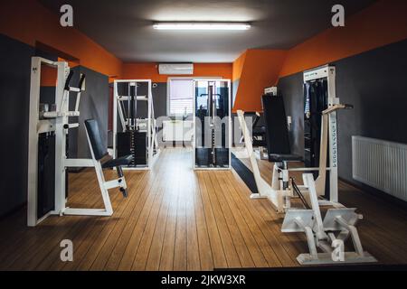 A beautiful shot of the interior and gym BRUSTPRESSE machines with ...