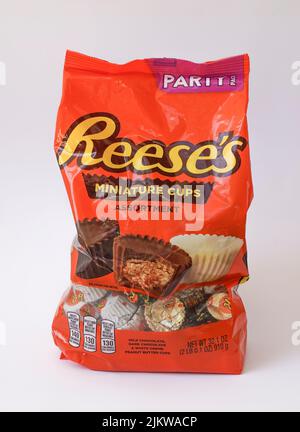 Bag of Reese's miniature cups, party pack, Reeses peanut butter cups ...