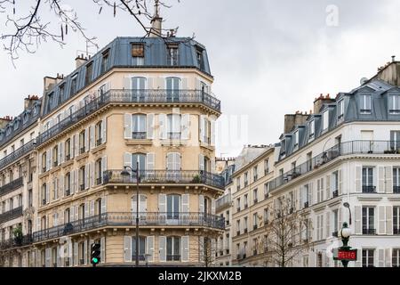 Paris, typical building Art deco in the 14th arrondissement, beautiful ...