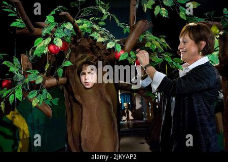 DIARY OF A WIMPY KID (2010) ZACHARY GORDON, LAINE MACNEIL THOR FREUDENTHAL (DIR) 009 MOVIESTORE ...