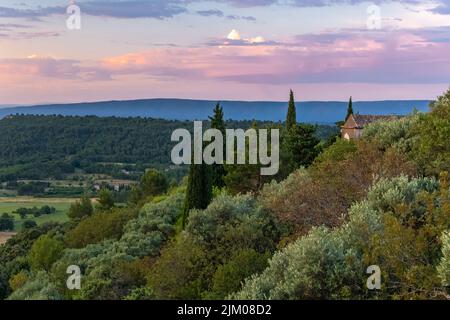 Goult in Provence, beautiful village perched on the mountain Stock ...
