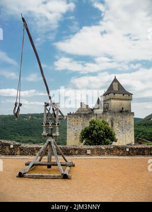 Trebuchet medieval catapult Castelnaud castle Dordogne France Stock ...