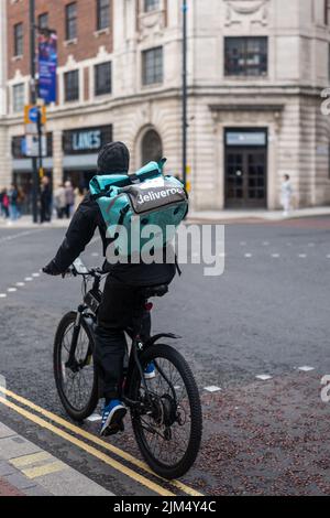 Deliveroo cyclist with takeaway in Leeds City Centre Stock Photo - Alamy