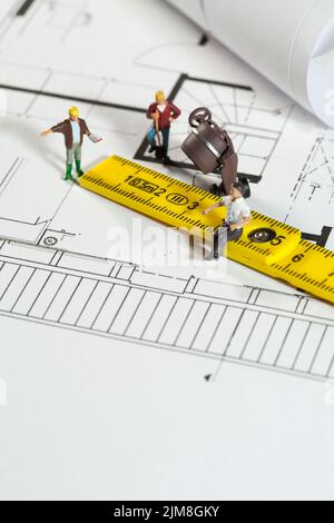 Men work according to a blueprint Stock Photo - Alamy