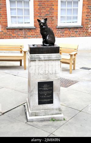 Hodge Dr Johnson's Cat Statue Stock Photo - Alamy