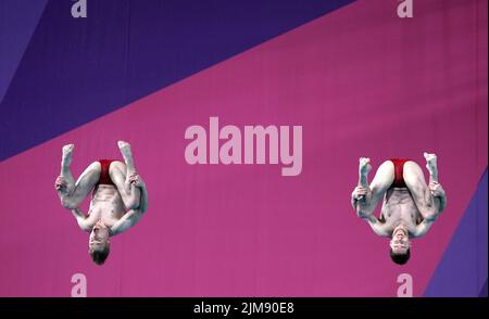 England's Anthony Harding and Jack Laugher with their Gold medals won ...