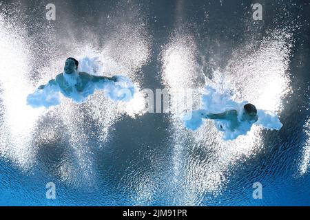 England's Anthony Harding and Jack Laugher celebrate winning Gold ...