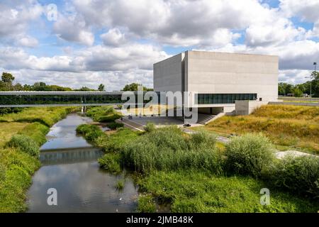 The Brama Poznania museum building over a river in the Tumski island Stock Photo - Alamy