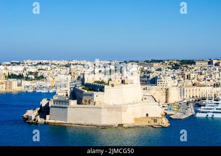 Fort St. Angelo wall at sunset, seaside fortification in Birgu, Malta ...