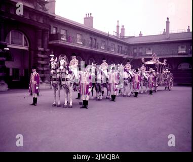 Coronation Coach in the Royal Mews Stock Photo - Alamy