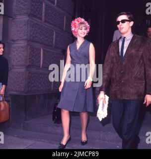 MANDY RICE DAVIES IN LONDON / ; 28 JUNE 1963 Stock Photo - Alamy