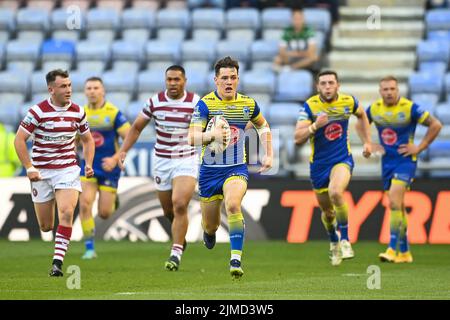 Josh Thewlis #22 of Warrington Wolves makes a break Stock Photo - Alamy
