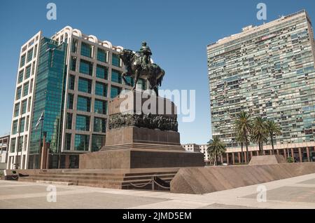 MONTEVIDEO, URUGUAY - Dezember 25, 2016: Monument to JosÃ© Artigas ...