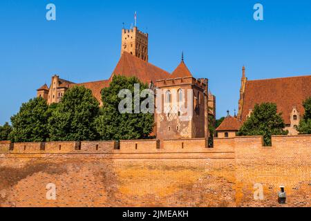 Malbork Castle, Impressive Medieval Castles and the well-fortified ...