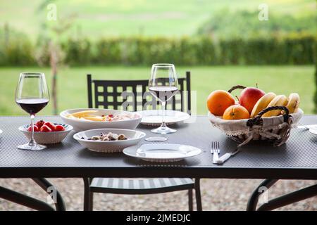 Lunch with a view - table against beautiful landscape in Tuscany Stock ...