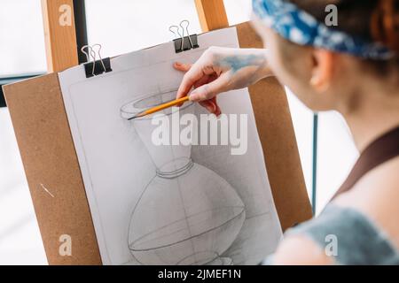 art studio lady measuring proportions drawing Stock Photo - Alamy