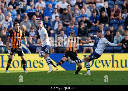 Callum Elder #3 of Hull City blocks the kick from Marcelino Núñez #26 ...