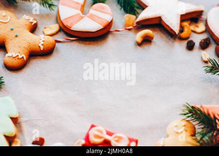 Christmas ornament with gingerbread cookies. Empty white circle plate ...