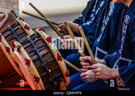 Image of people to play the taiko Stock Photo - Alamy